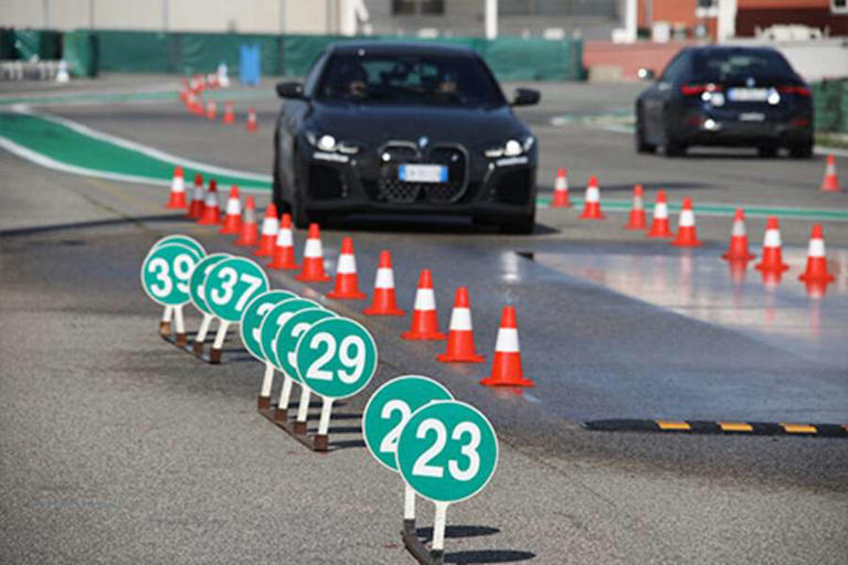 BMW Driving Experience Natale 2025: sconto 15% sui corsi di guida e ...