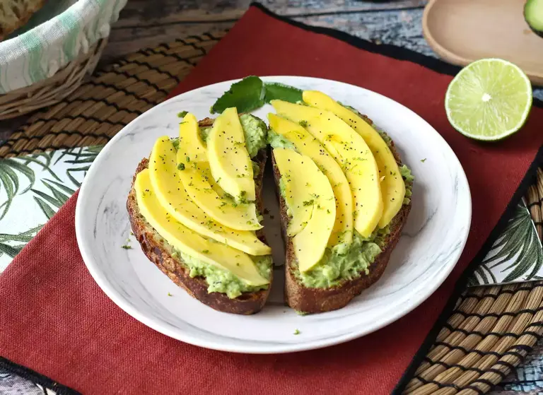 Avocado-Toast mit Mango und Limette: ein frisches, schnelles und ...
