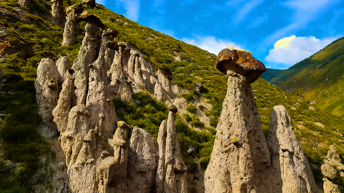 Vistas aéreas de los hongos de piedra únicos de Altái
