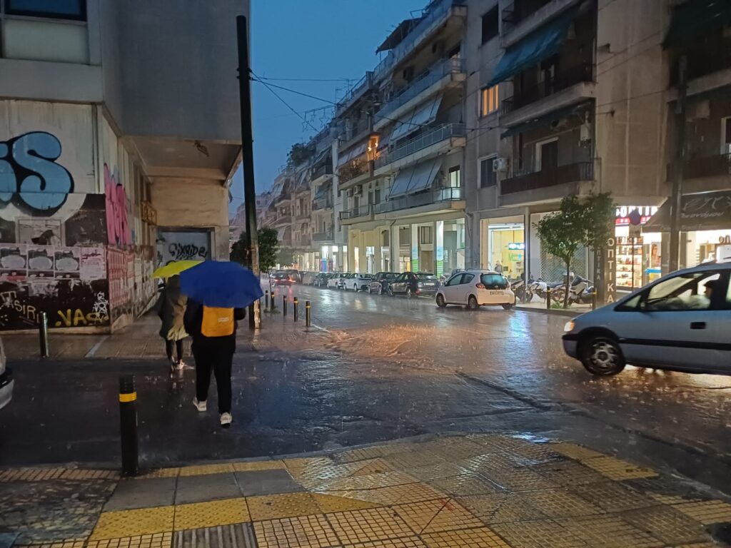 Κακοκαιρία Byron: «Ποτάμια» οι δρόμοι σε δεκάδες περιοχές – Σε κόκκινο ...