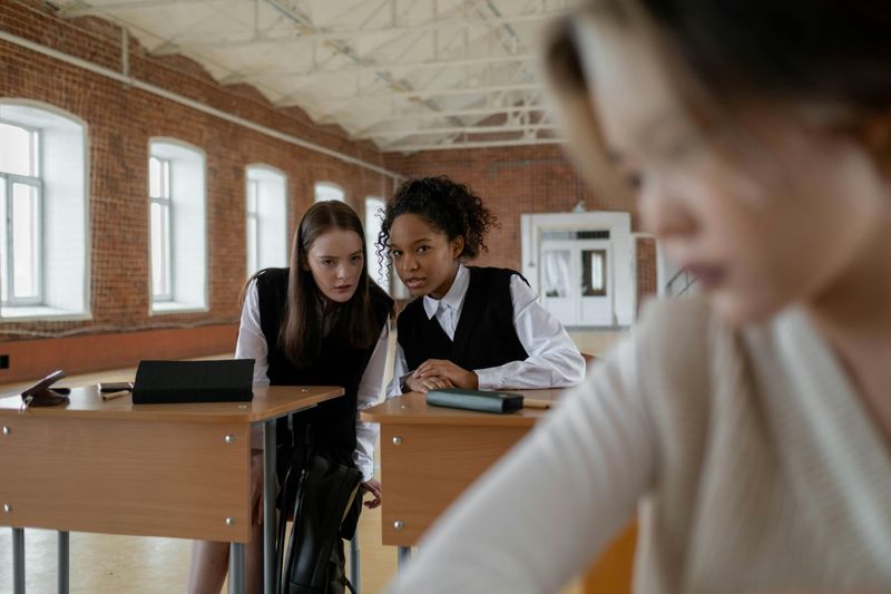 12 red flags you’re dealing with a fake person