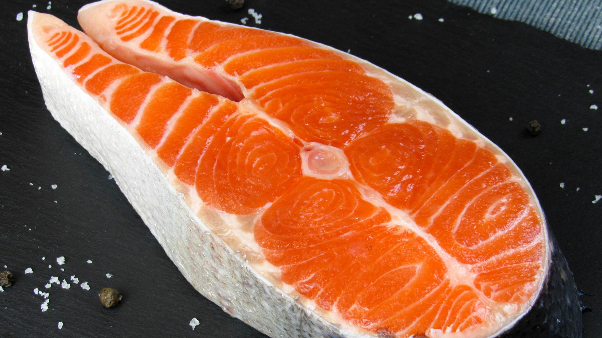 10 foods that help fight inflammation & 10 that fuel it