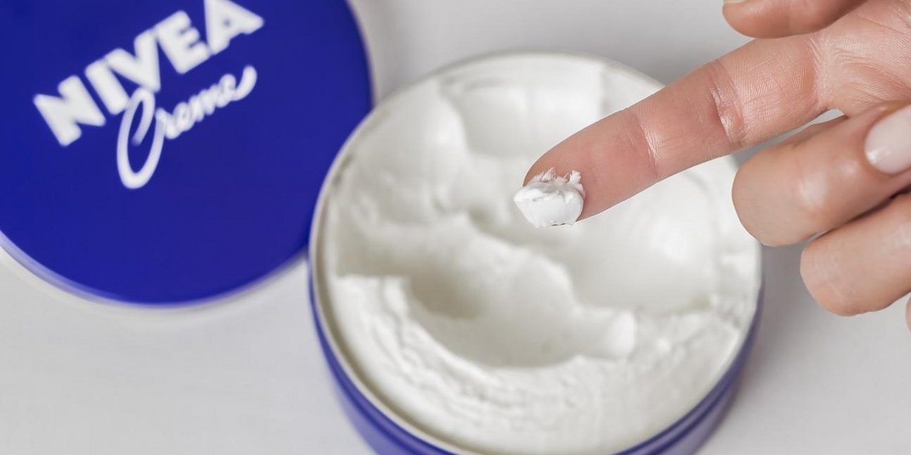 Το κλασικό μπλε κουτάκι της Nivea: Η δερματολόγος ξεκαθαρίζει σε ποια ...