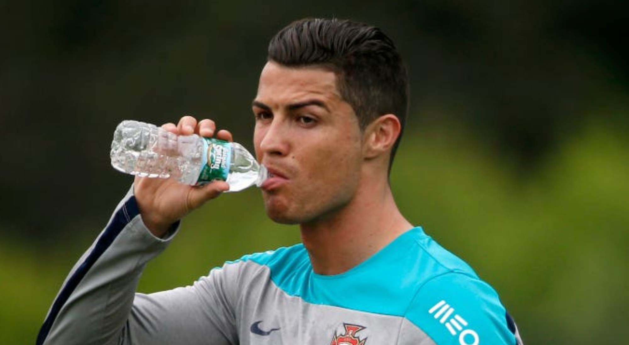 Why does Cristiano Ronaldo spit water out instead of drinking it in the ...