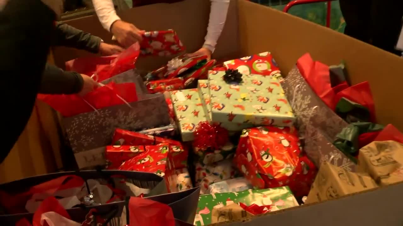 Kohl's delivers 800+ wrapped gifts to Milwaukee children's center for ...
