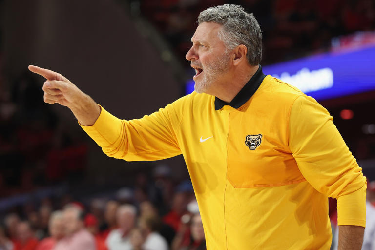 Oakland basketball coach Greg Kampe sounds off on absent student section: 'Where are they?'