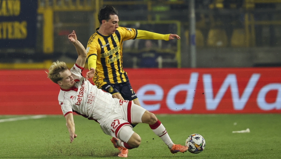 Pali e gol annullati, la Juve Stabia non sfonda il muro del Bari. Primo punto per Vivarini