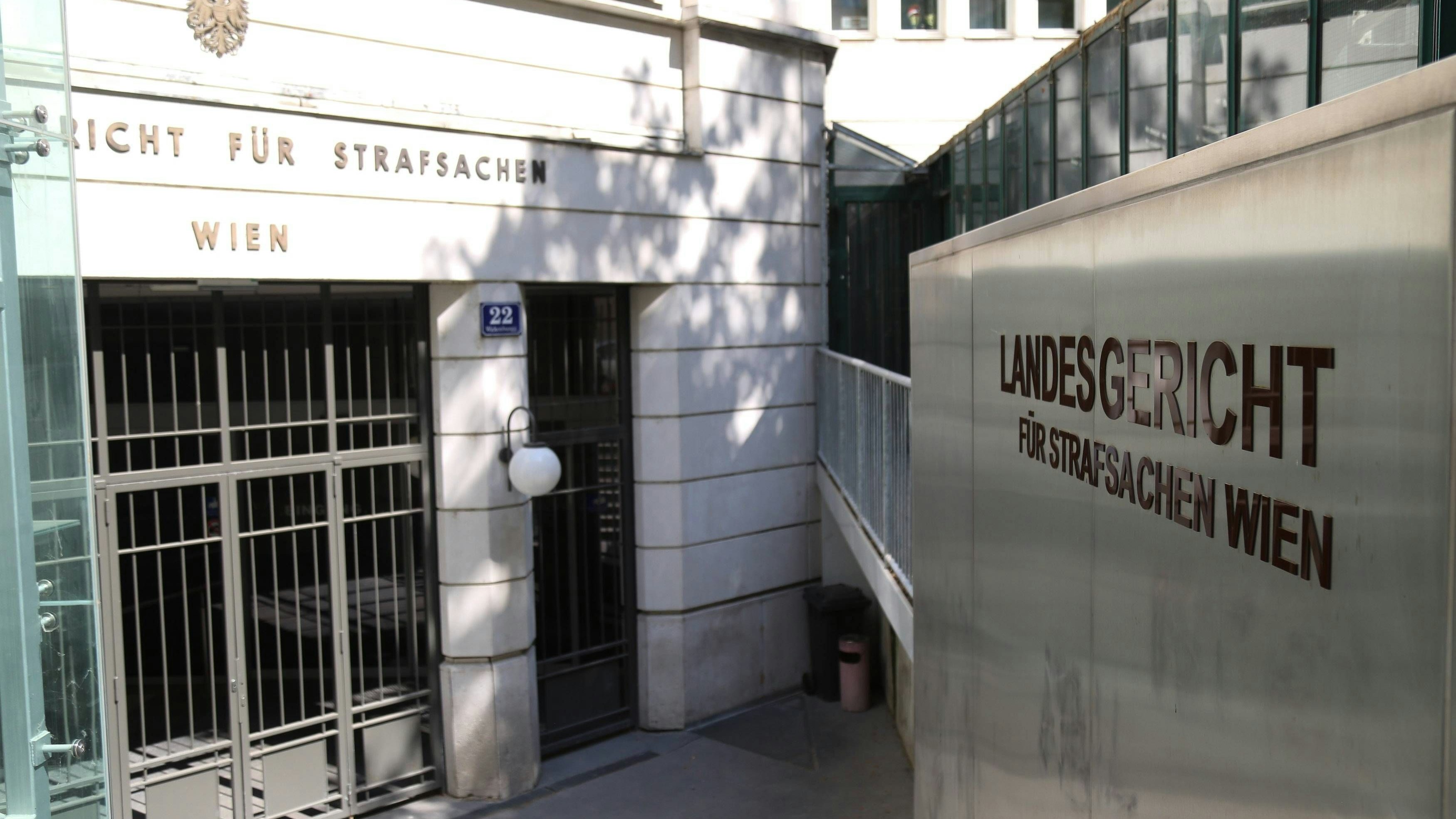 Handel mit Nazi-Büchern – Wiener Antiquar angeklagt