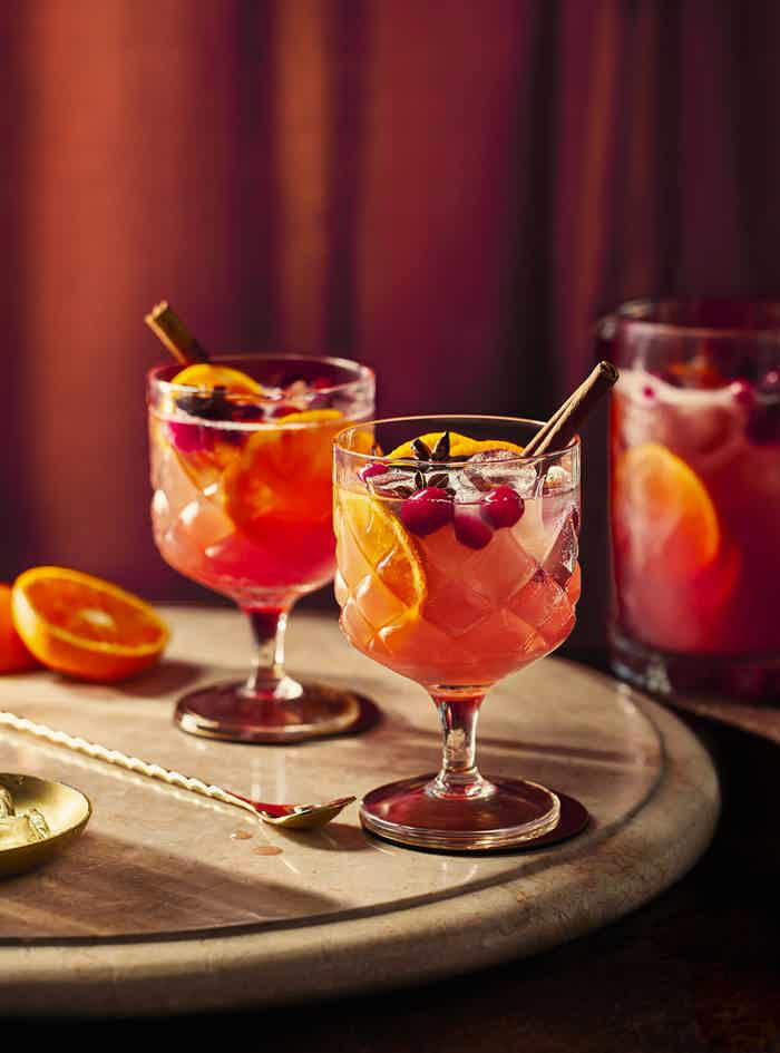 Αυτά τα 5 cocktails θα κάνουν τα parties των γιορτών να μοιάζουν με ...