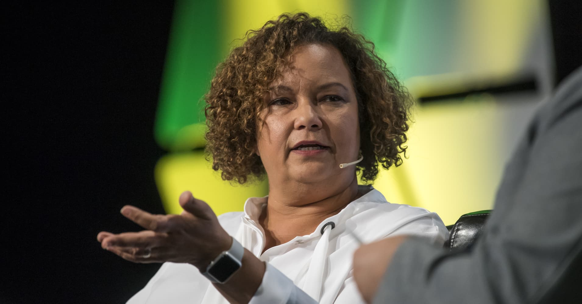 Apple announces departure of general counsel and policy chief