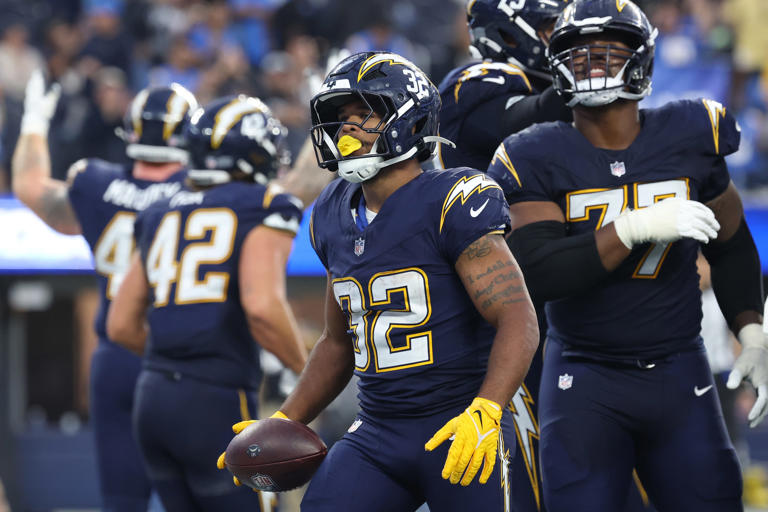Who has the advantage in the Chargers vs. Eagles Week 14 matchup?