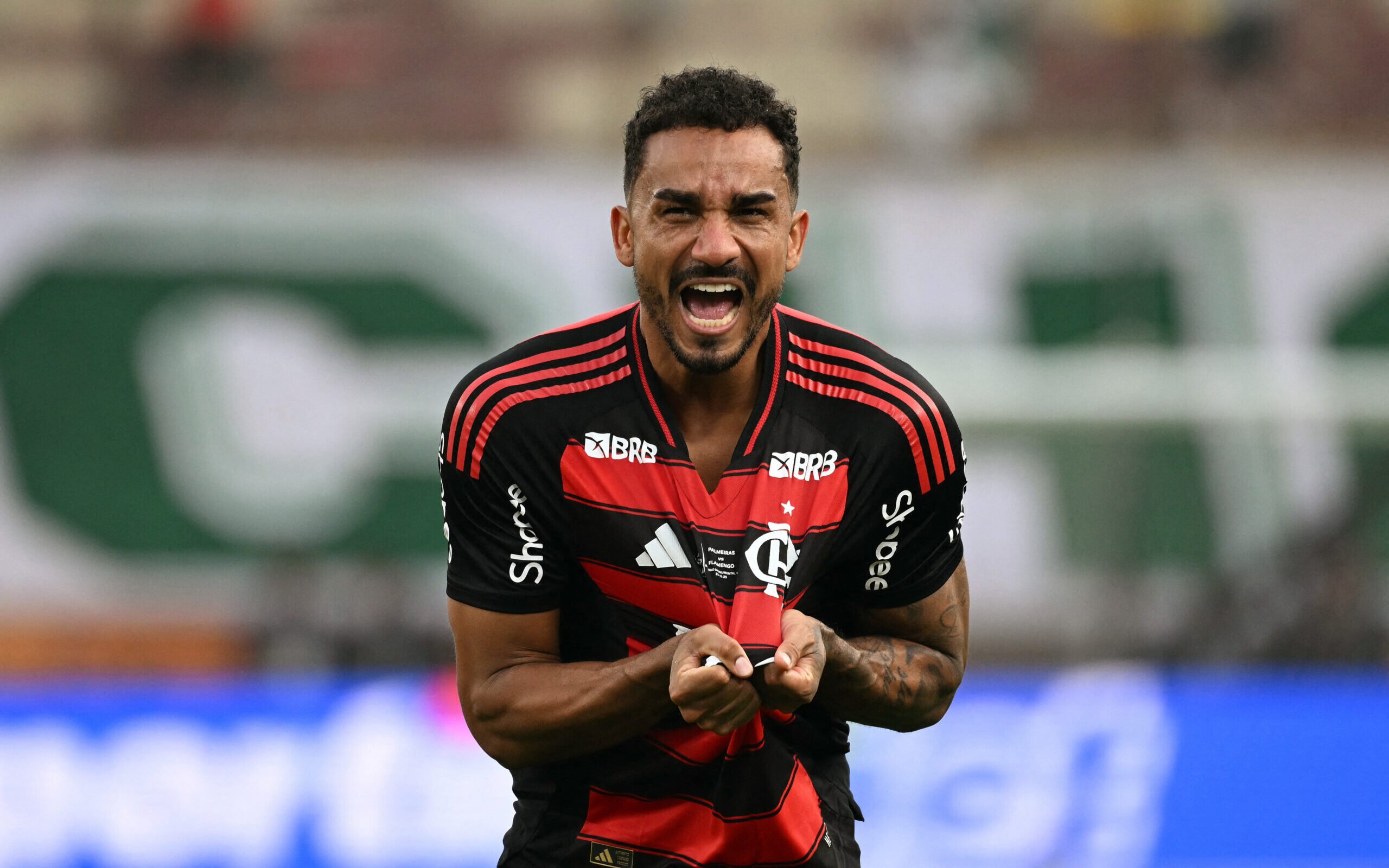 Atitude de Danilo repercute entre torcedores do Flamengo: 'Tá perdoado, ídolo'