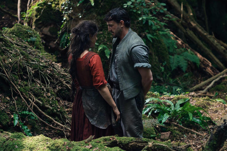 Jessie Buckley clarifies her comments about drinking costar Paul Mescal ...