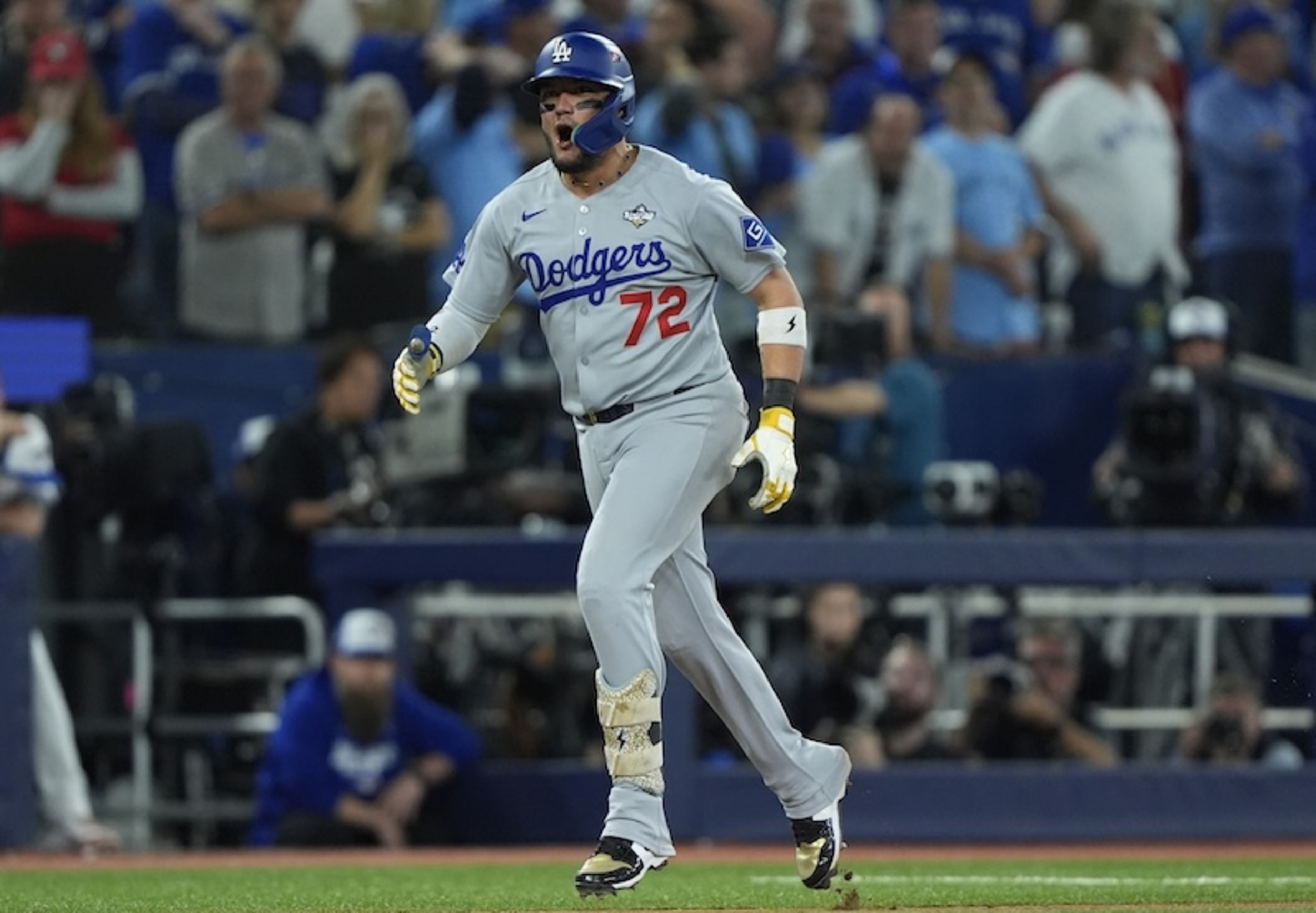 Dodgers re-sign Miguel Rojas to one-year contract