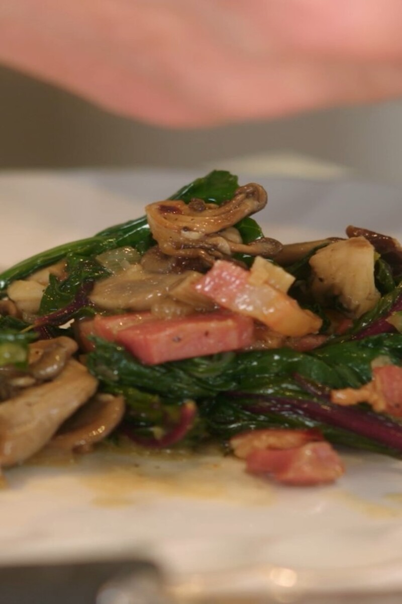 Gnocchi de ricotta maison avec pancetta, légumes verts et beurre brun