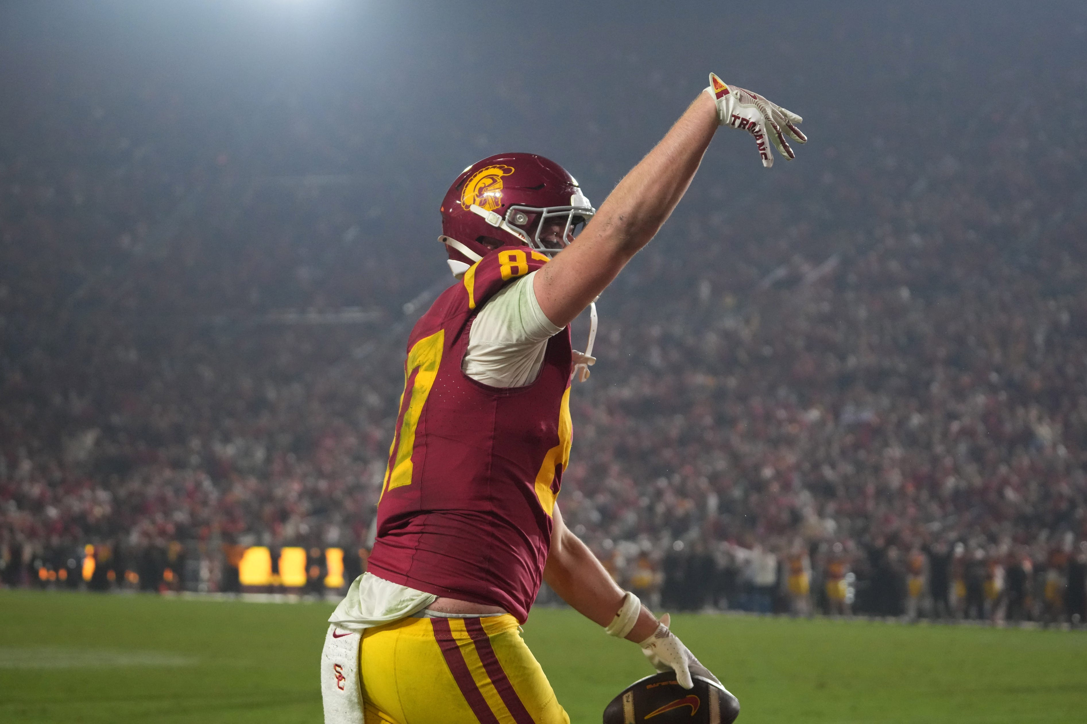USC TE Lake McRee gets proper Coliseum sendoff in final home game