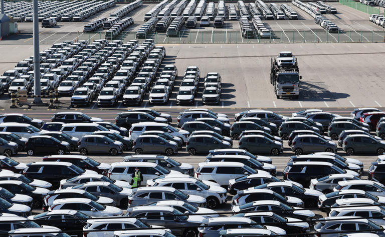 Korea's current account surplus narrows in October amid fewer working days