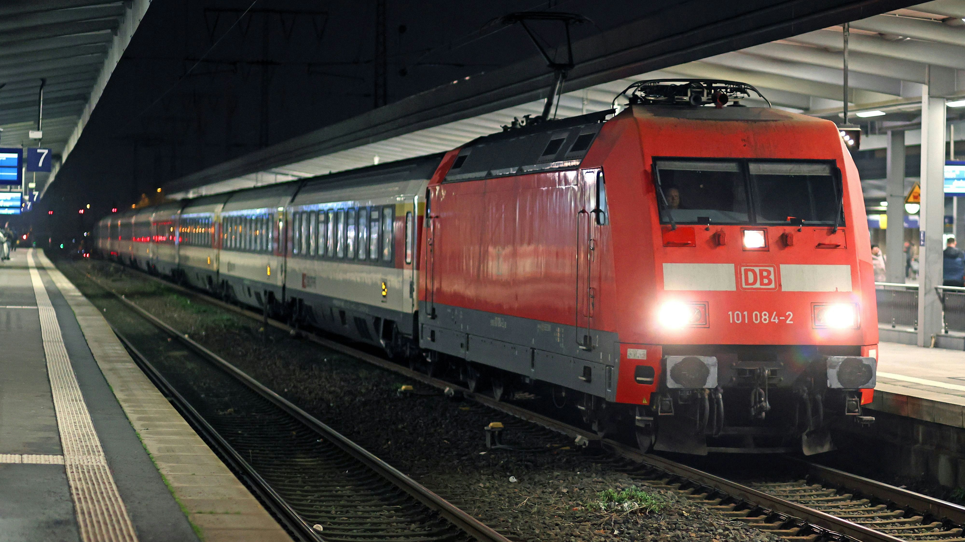 Frau lässt sich von Zug überrollen, rennt lachend davon