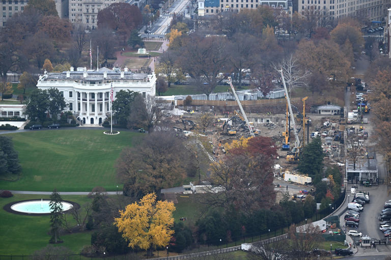 Trump hires new White House ballroom architect