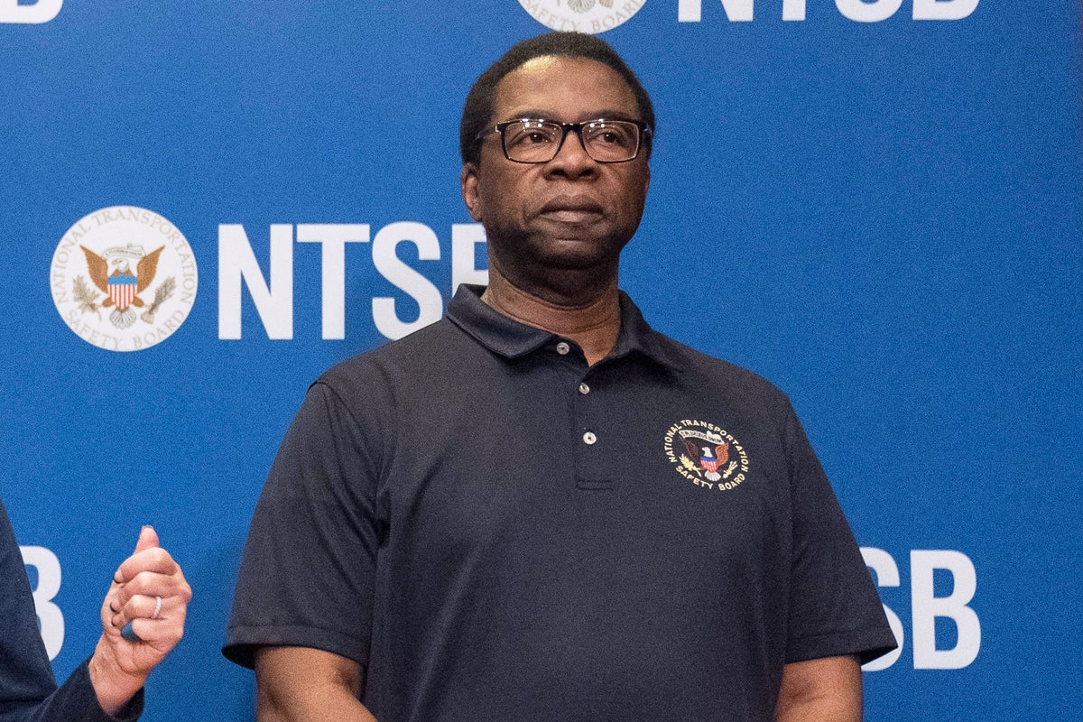 Hombres negros despedidos de juntas clave de transporte acusan a Trump ...