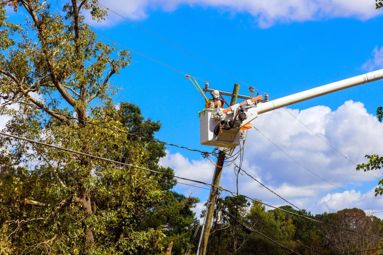 The real reasons you sometimes see shoes dangling from power lines