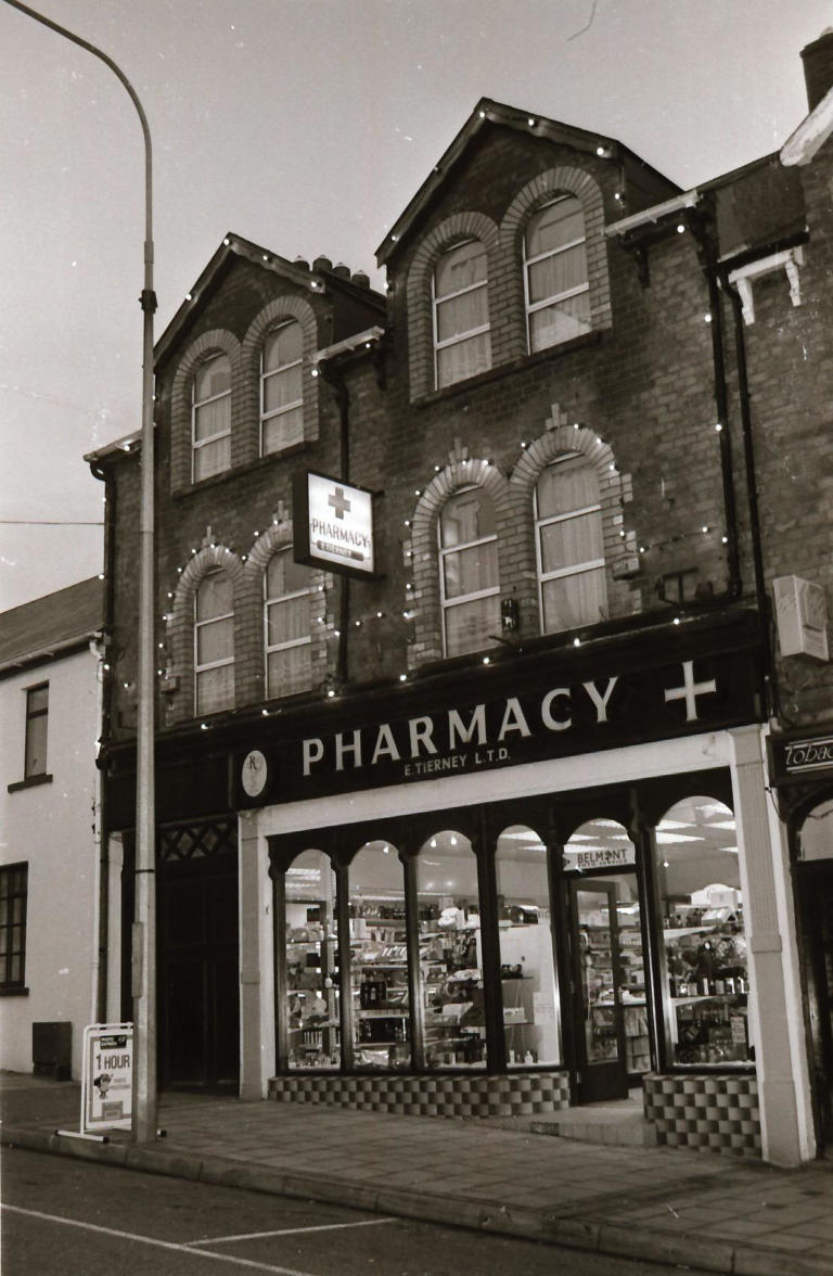 30 great pictures of popular shops of yesteryear in Derry during ...