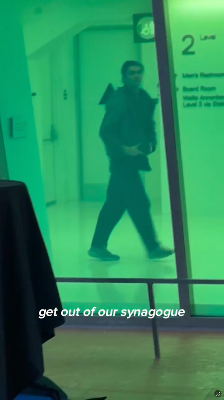 Horrifying video shows antisemitic protester mob storm LA synagogue ...