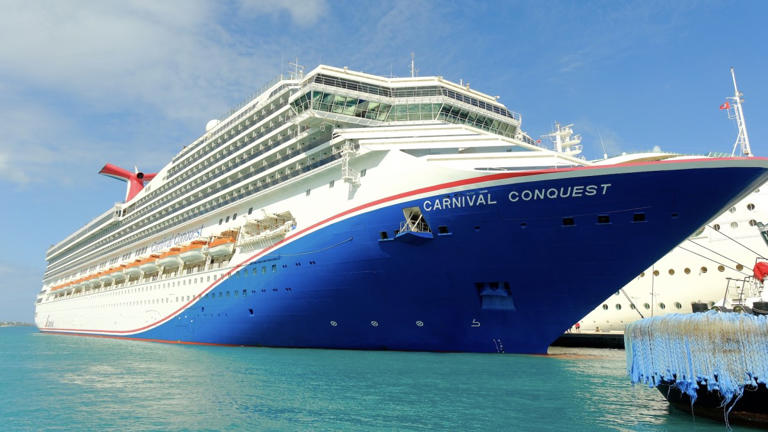 Carnival cruise passengers share late-night buffet warning