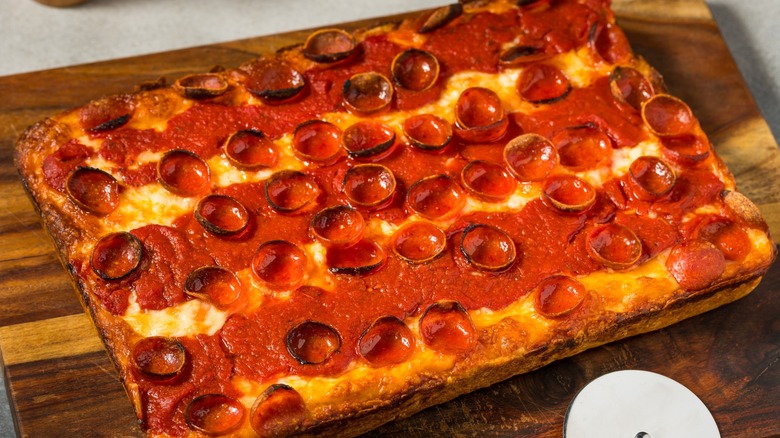 5 tips to make the best Detroit style pizza at home