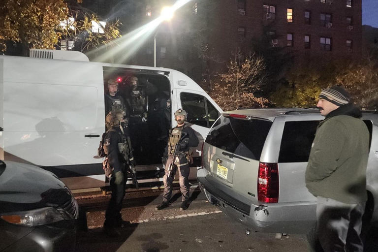 Feds bust into Jackson Heights apartment building in pre-dawn raid