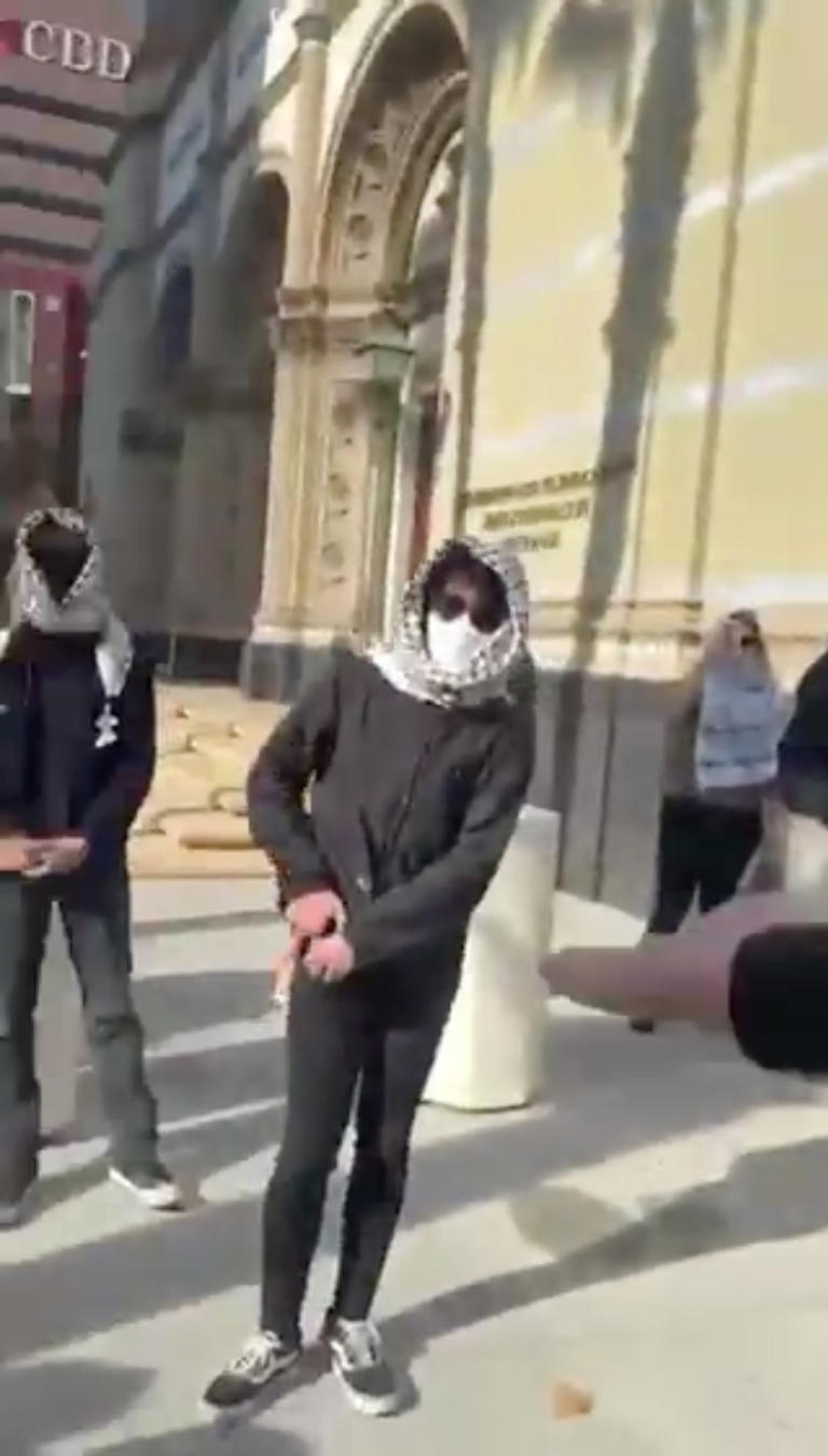 Horrifying video shows antisemitic protester mob storm LA synagogue ...