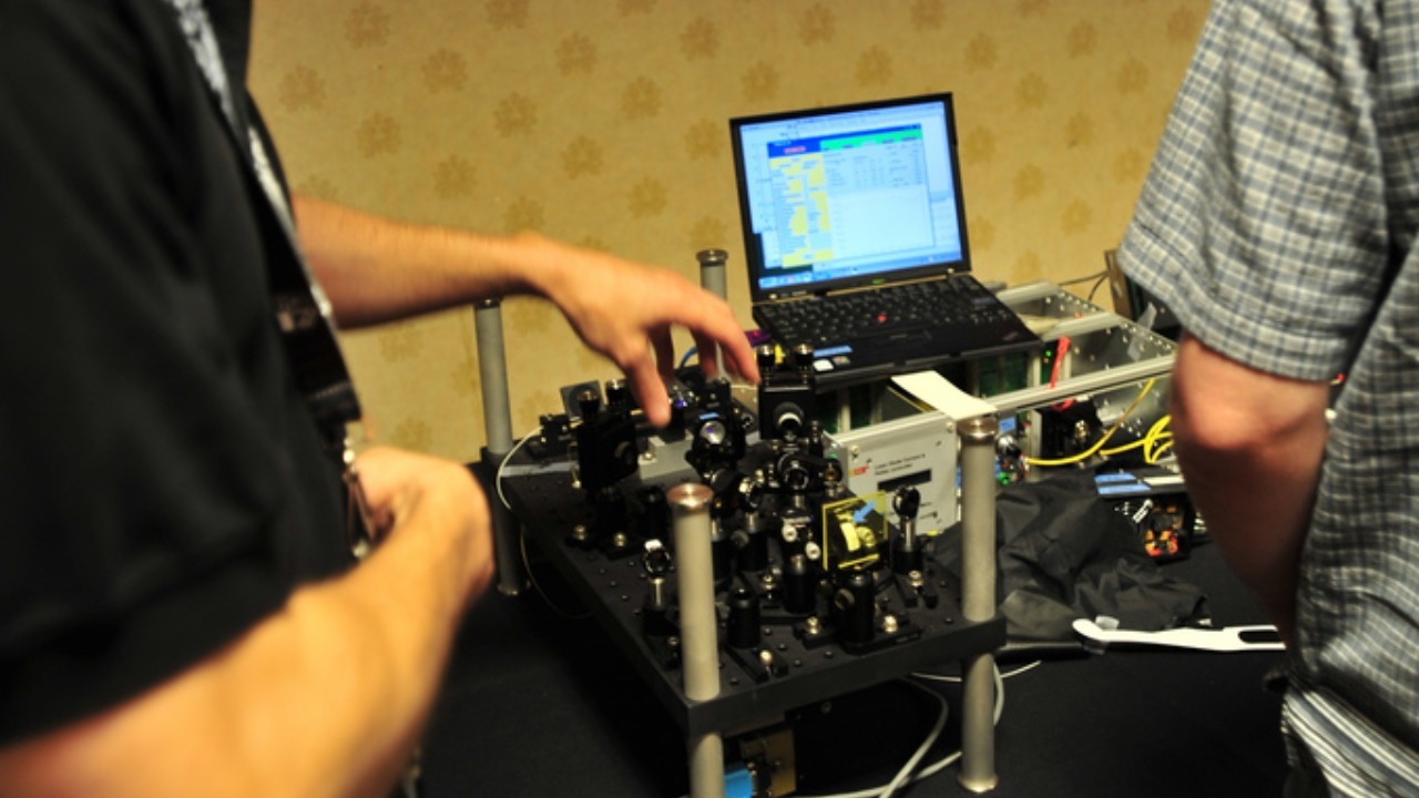 Noise-proof quantum sensor uses 3 trapped calcium ions