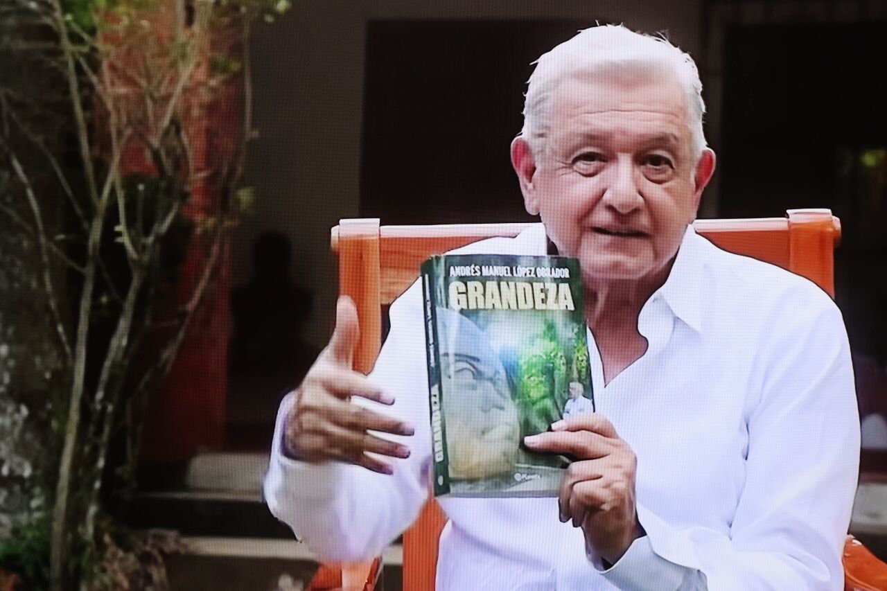 Darwin, racismo y civilizaciones: los temas de “Grandeza”, el último libro de AMLO