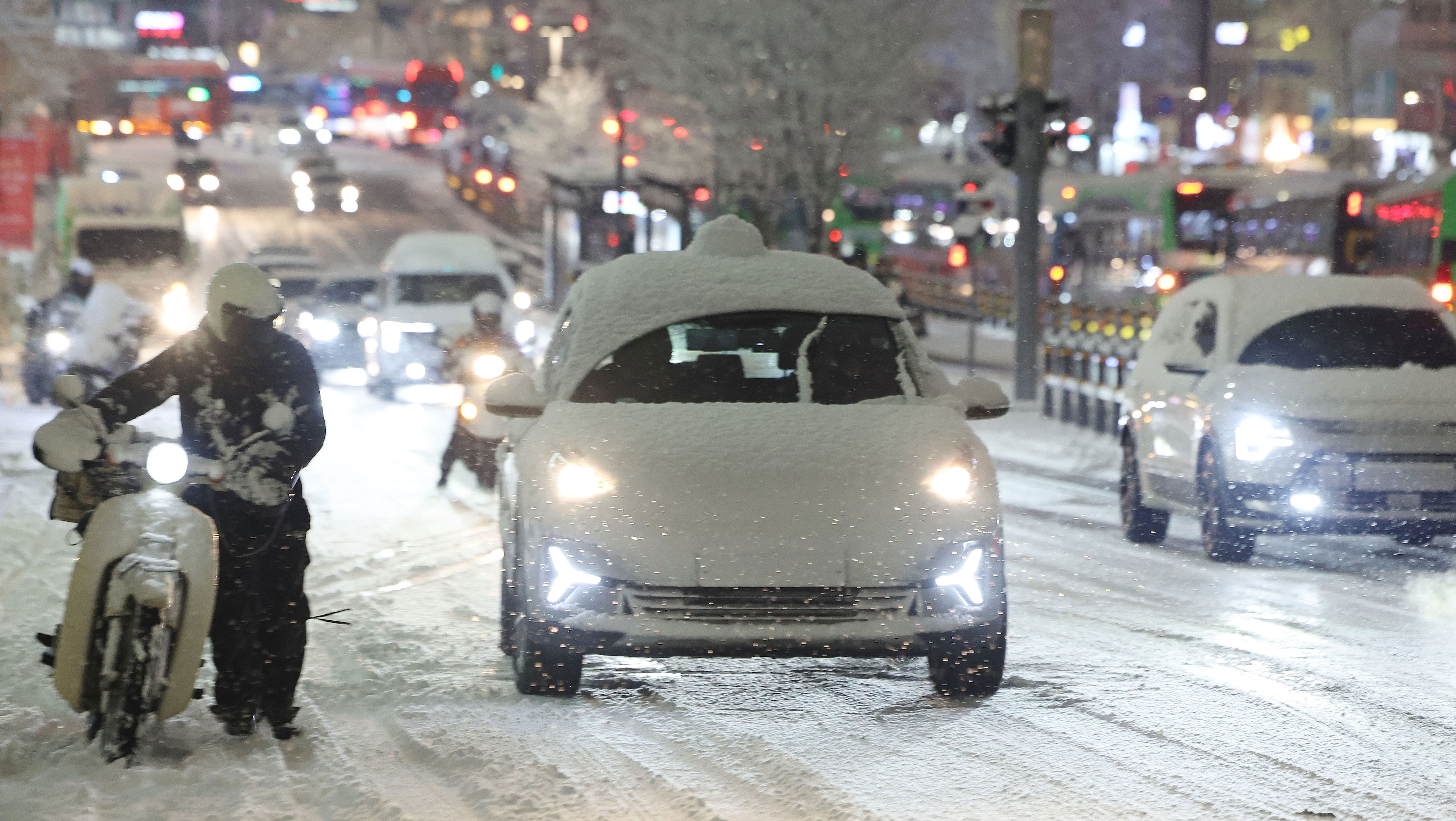 First snow paralyzes Seoul-Gyeonggi evening commute