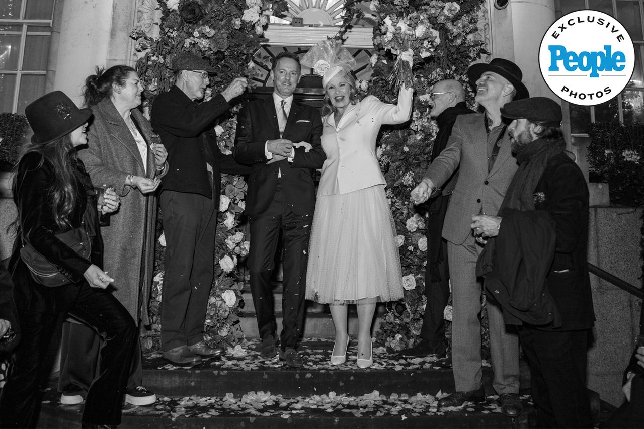 Kim Cattrall marries Russell Thomas in intimate, elegant London wedding ...