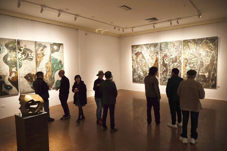 Lạ lẫm những bức tranh vẽ bằng đồng và thép của Đinh Phong