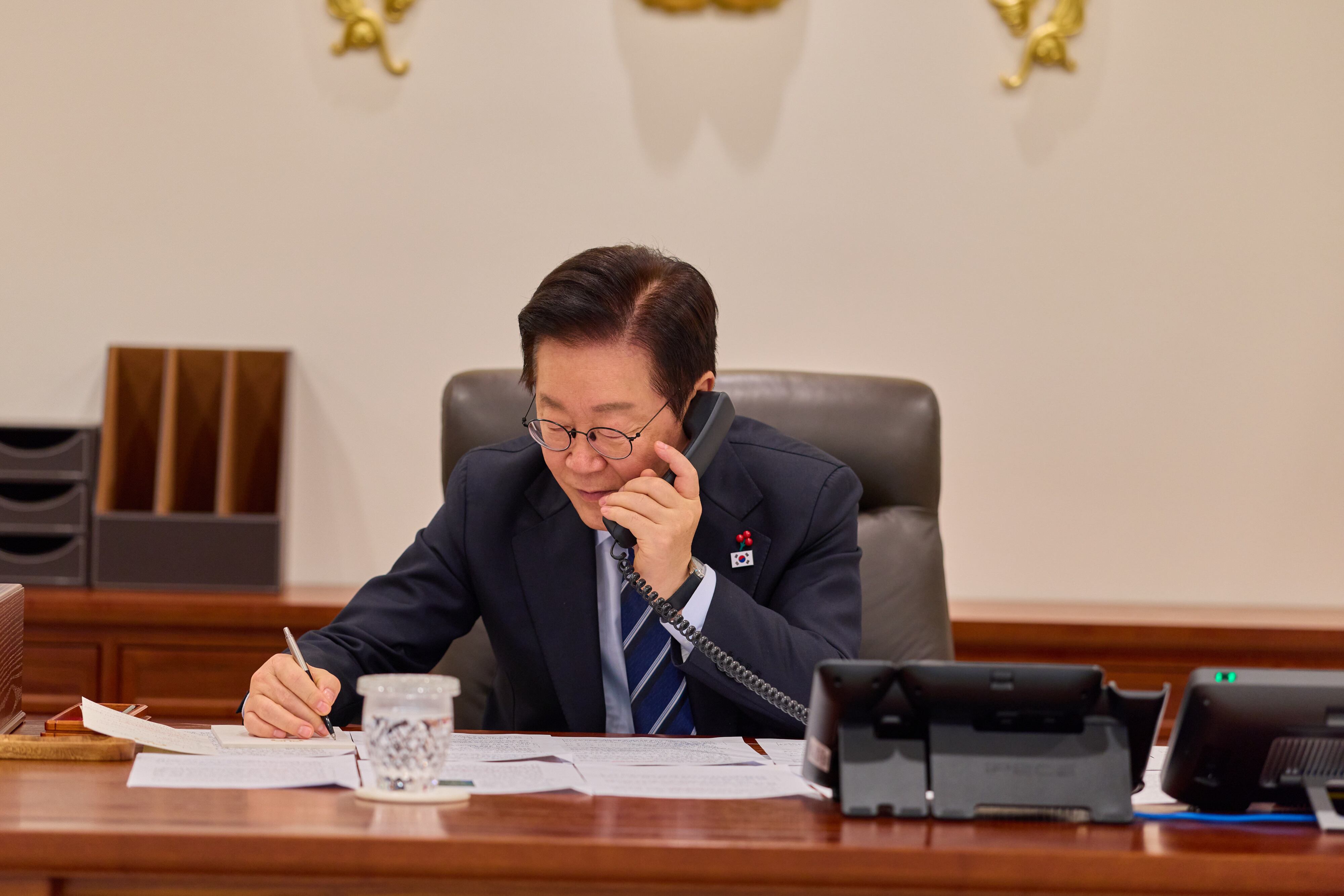 President Lee's 62% approval third in history