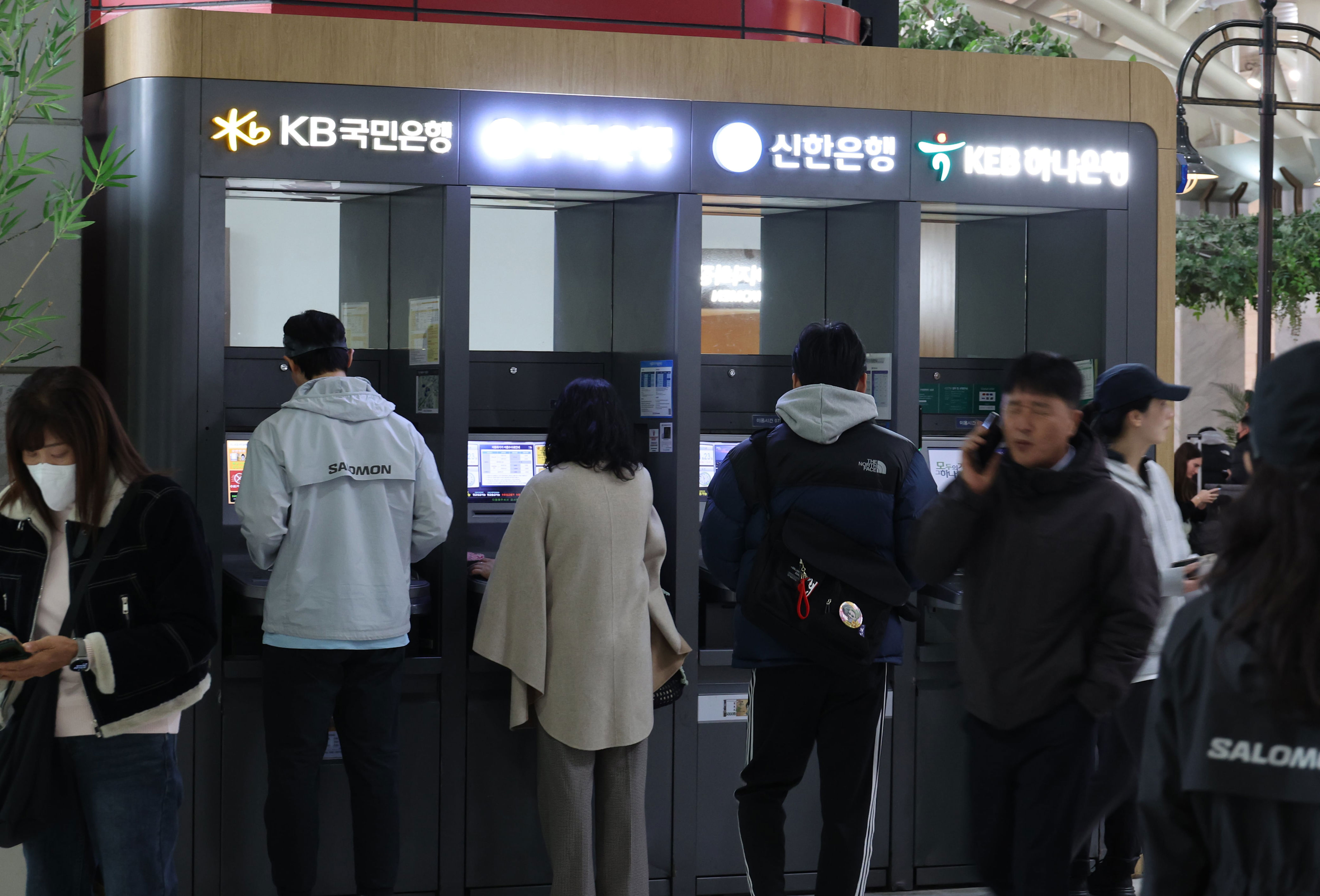 Year-end loan cliff strands households as banks close windows