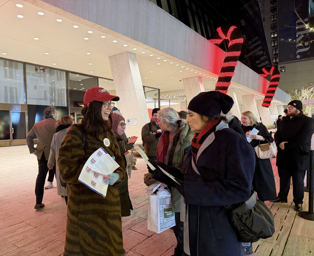 Two dozen New Yorker staffers crash Netflix doc screening to protest ...