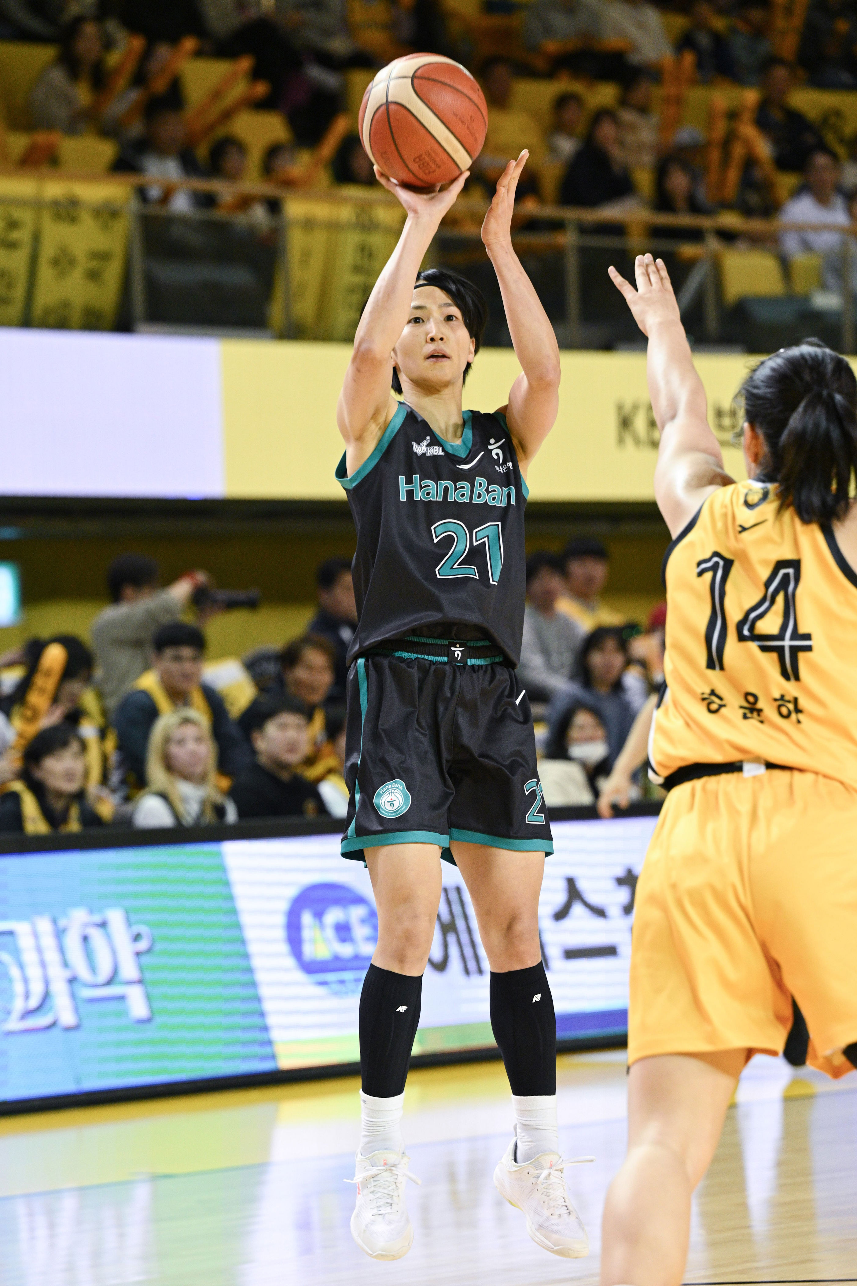 Hana Bank's Iijima Saki first Asian quota WKBL round MVP