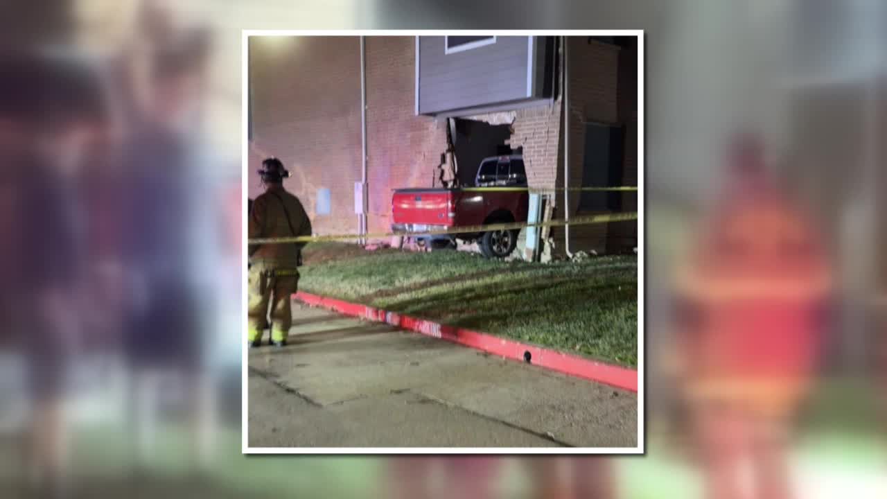 1 dead after pickup truck hits Fort Worth apartment building