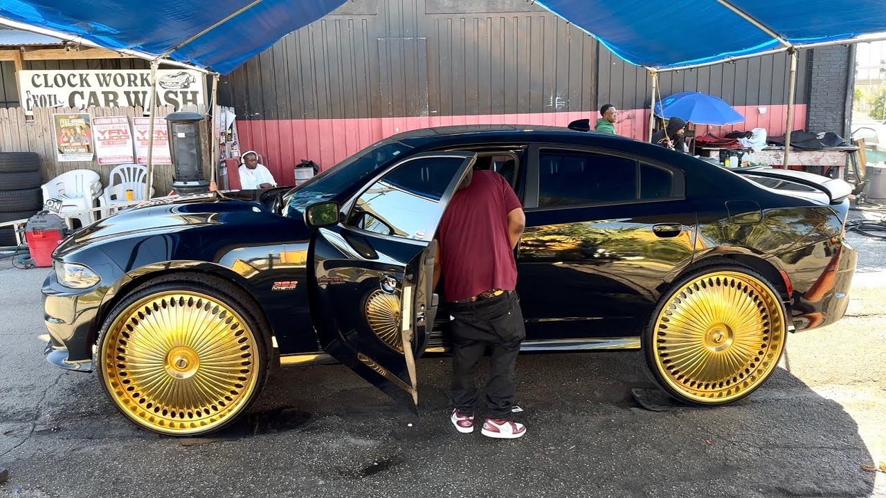 Munchy's black Dodge Charger 392 Scatpack Hemi on gold 30" DUB Bellagio ...