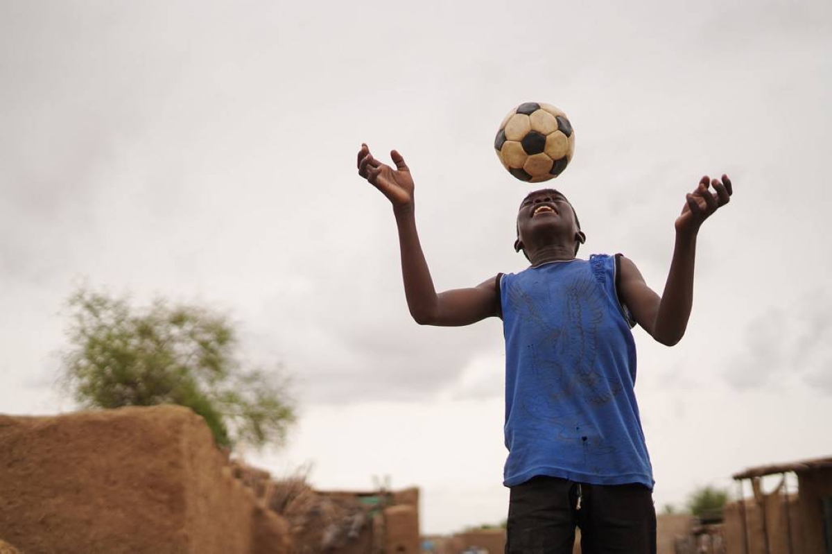 African football legends join forces to give a red card to polio