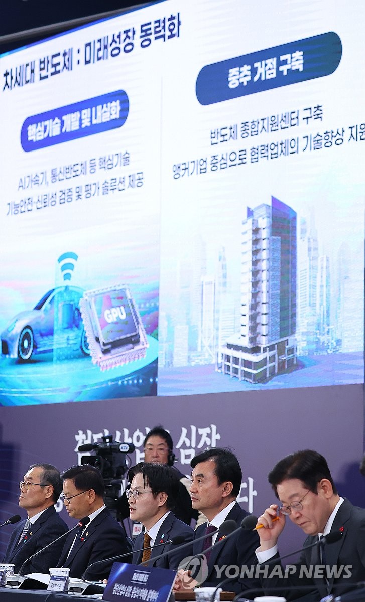 Lee attends town hall meeting