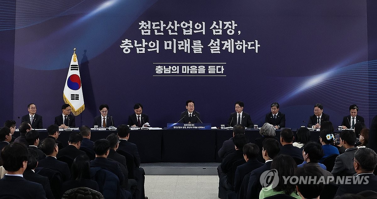 Lee attends town hall meeting