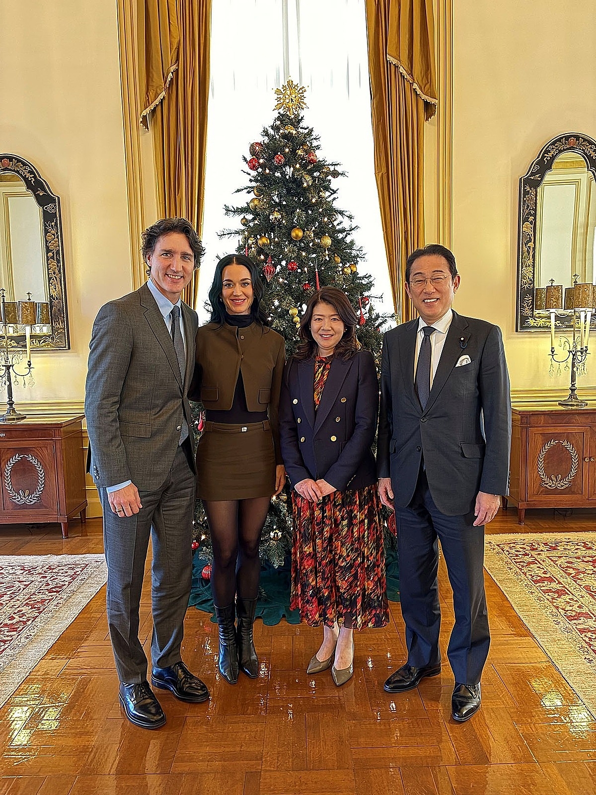 Katy Perry và ông Justin Trudeau thăm cựu Thủ tướng Nhật