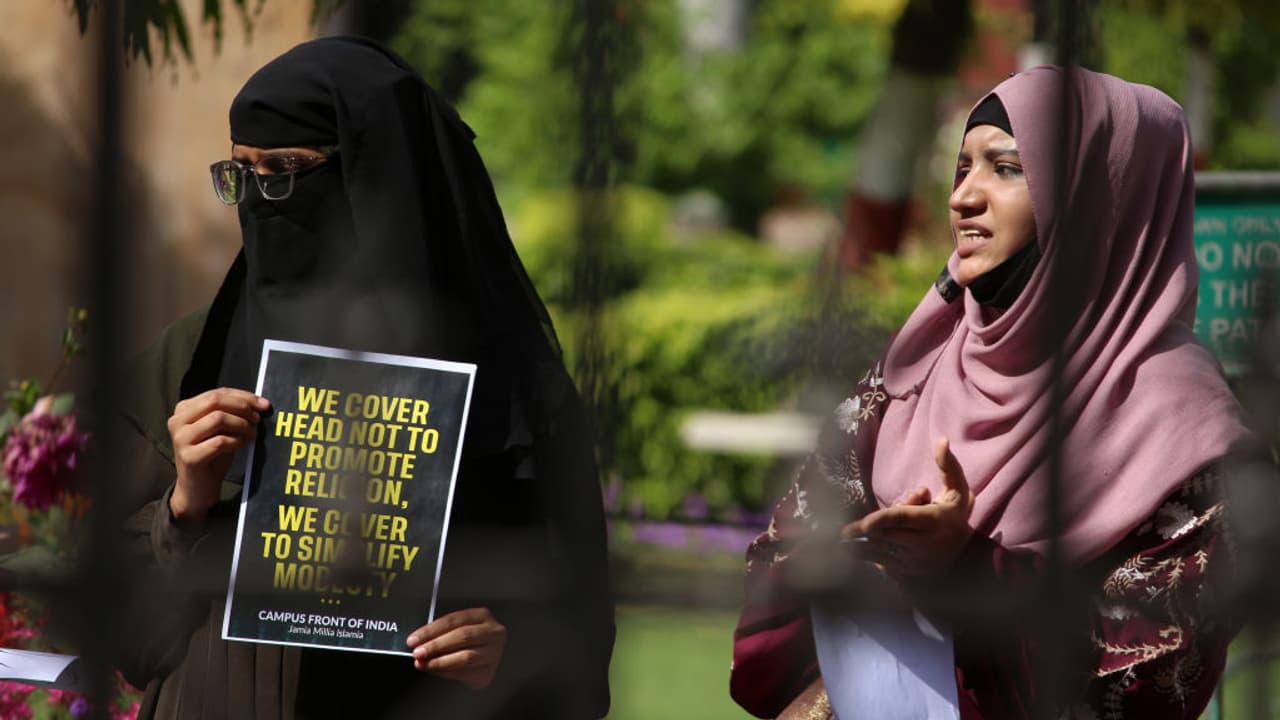 Saffron shawls vs hijab: Karnataka college students protest, demand ...