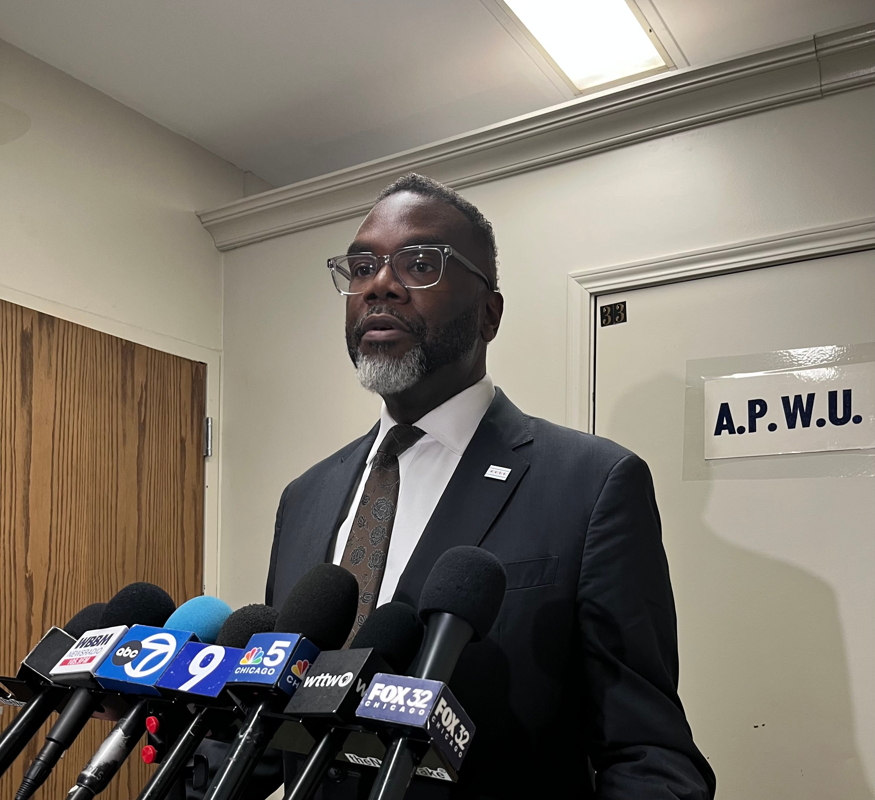 Hecklers disrupt mayoral appearance on South Side