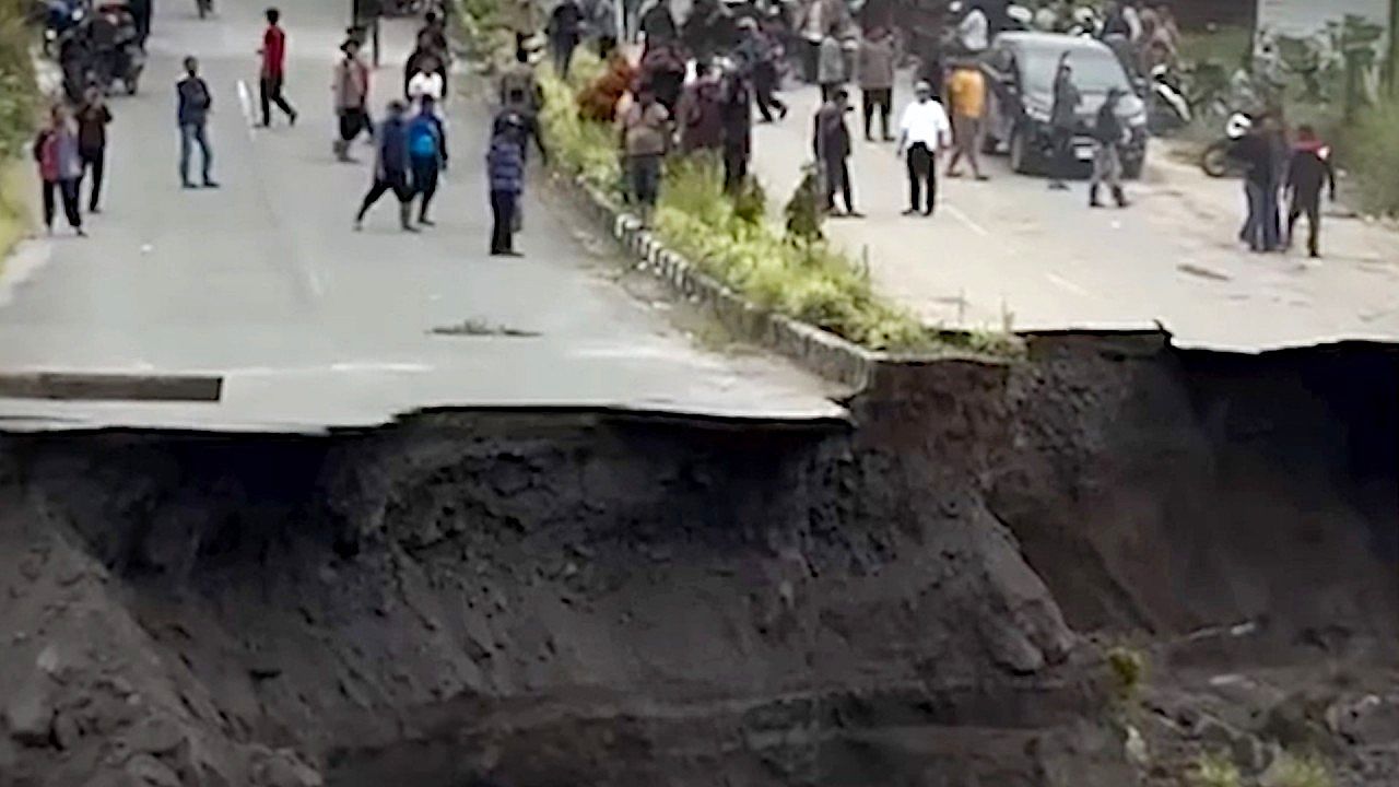 Road suddenly collapses in shocking scene caught on camera