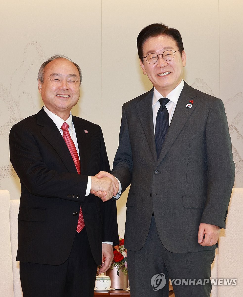 Lee meets SoftBank CEO